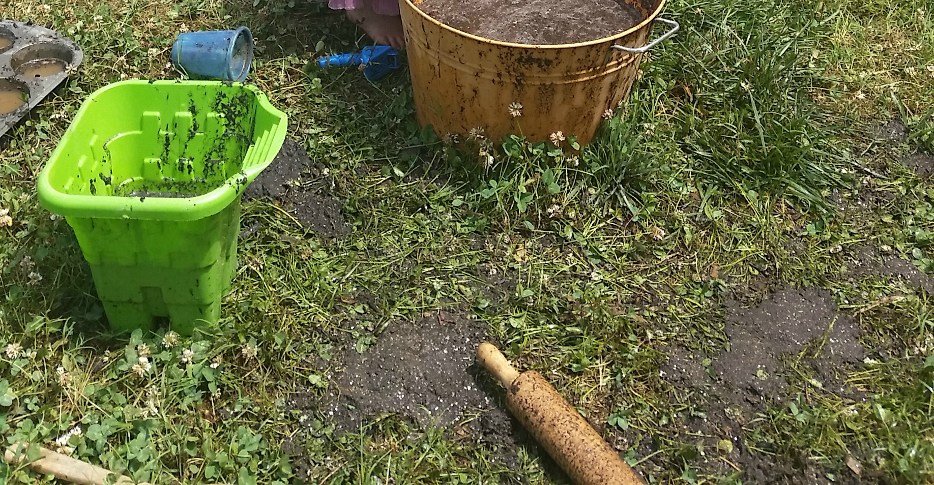 Simple Summer Fun ~ Mud Pie Playdate - What Mommy Does